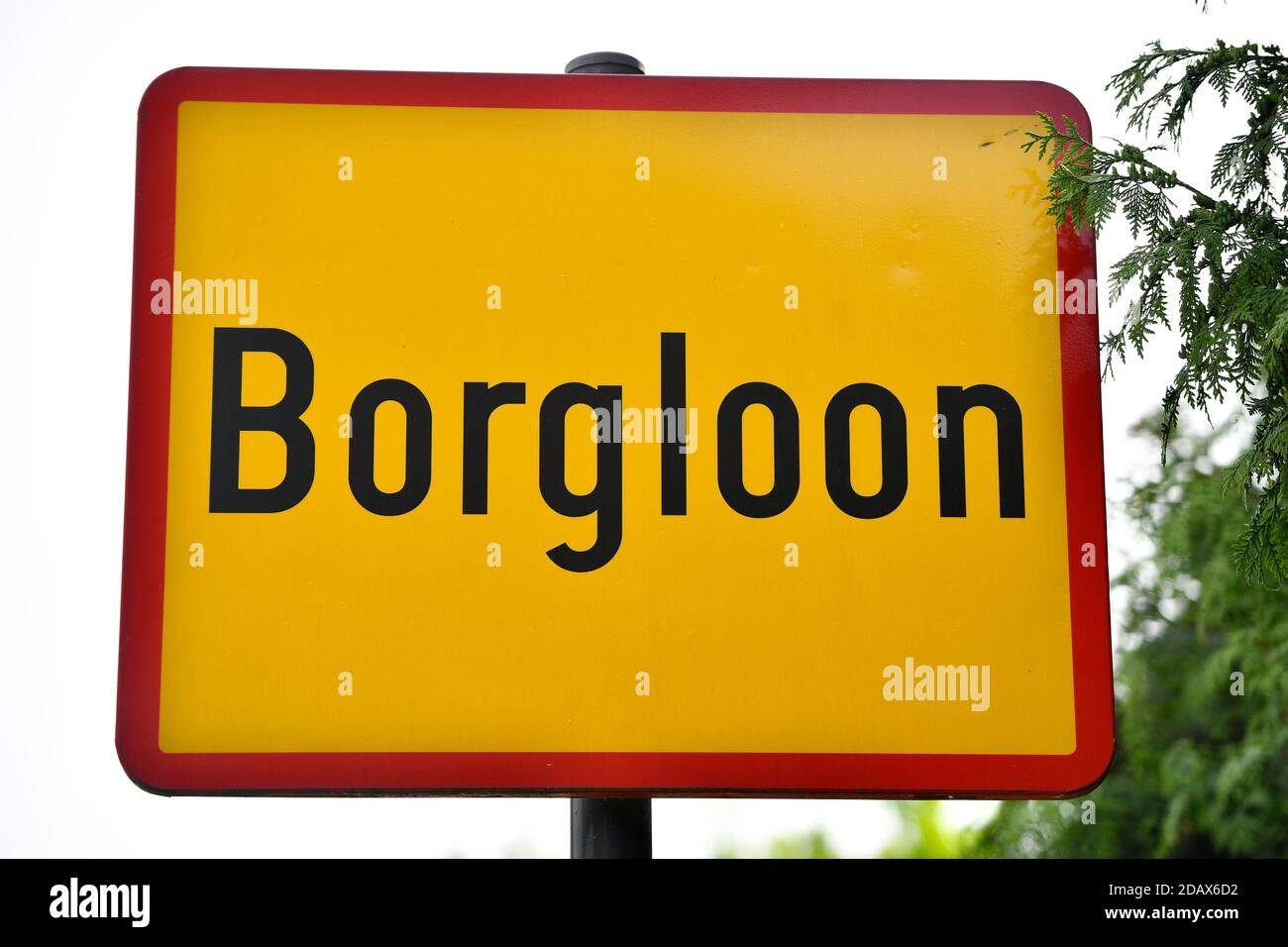 Illustration shows the name of the Borgloon municipality on a road sign ...