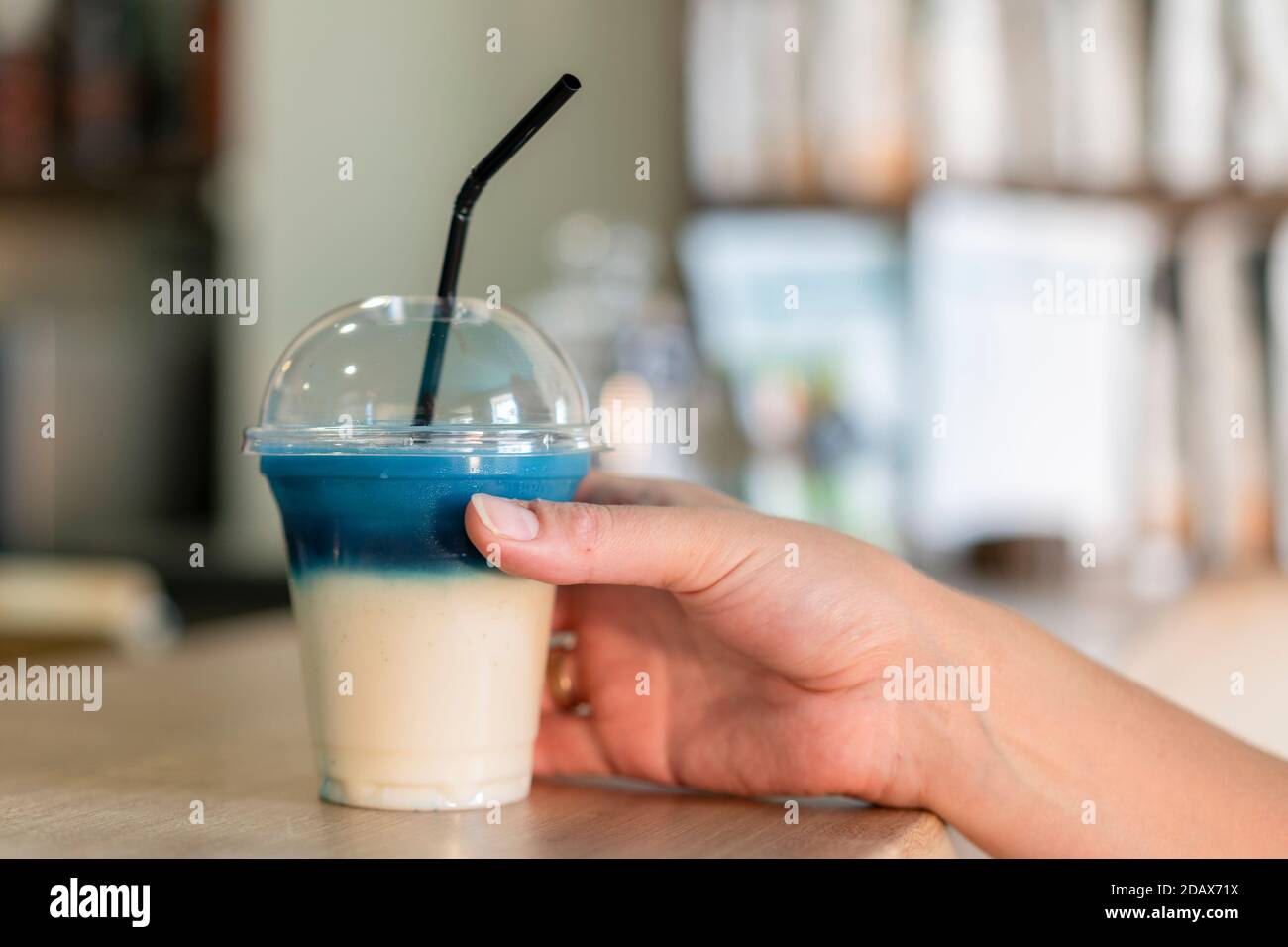 Close up of woman's hand hold cocktail in hand. Woman in restaurant ...