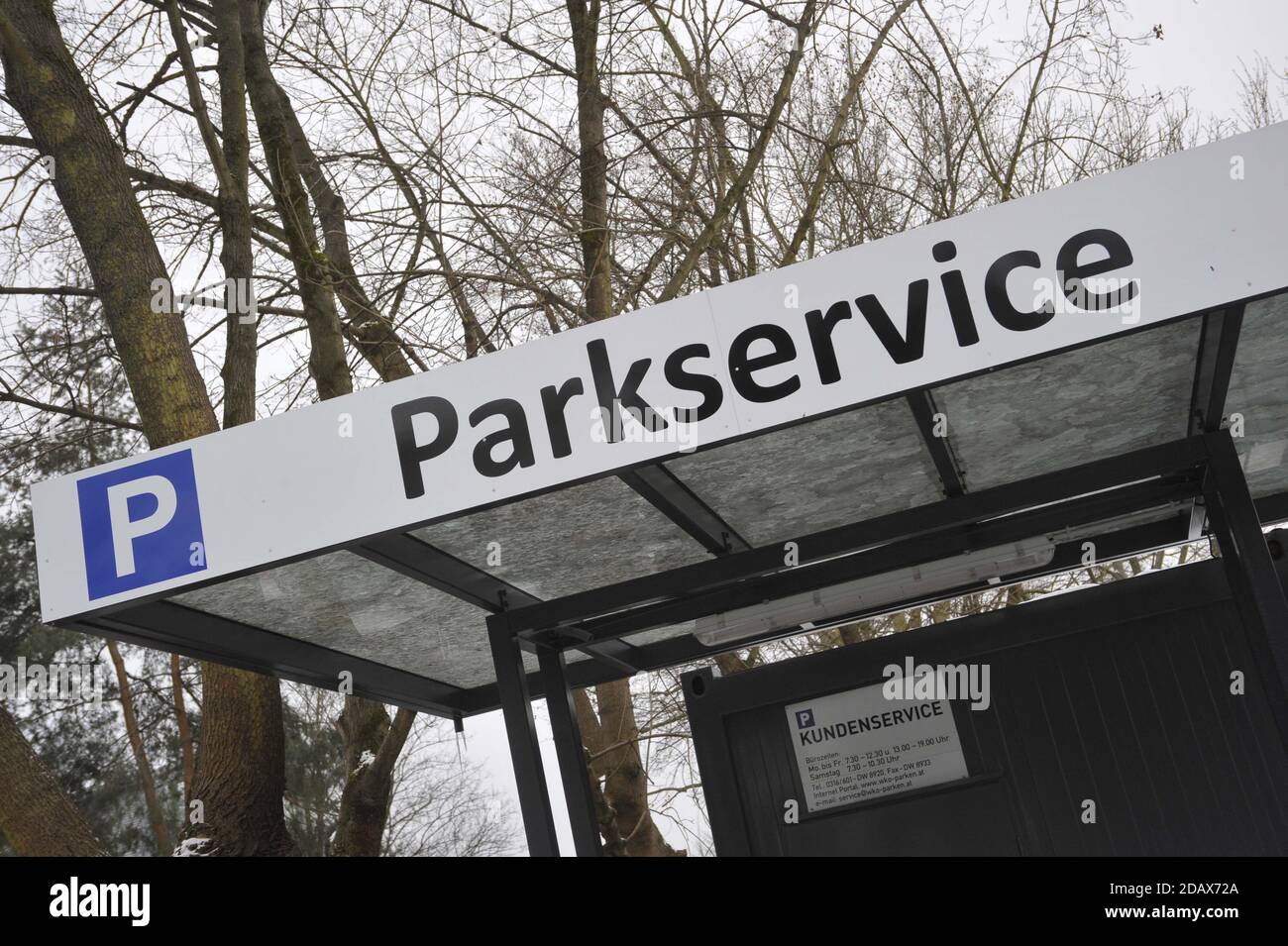 blue parking lot road sign with a white P letter Stock Photo - Alamy