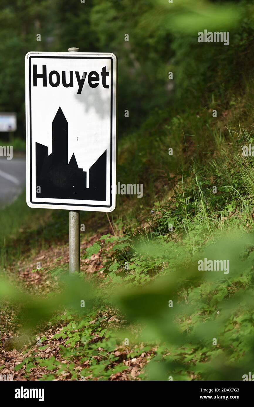 Illustration shows the name of the Houyet municipality on a road sign ...