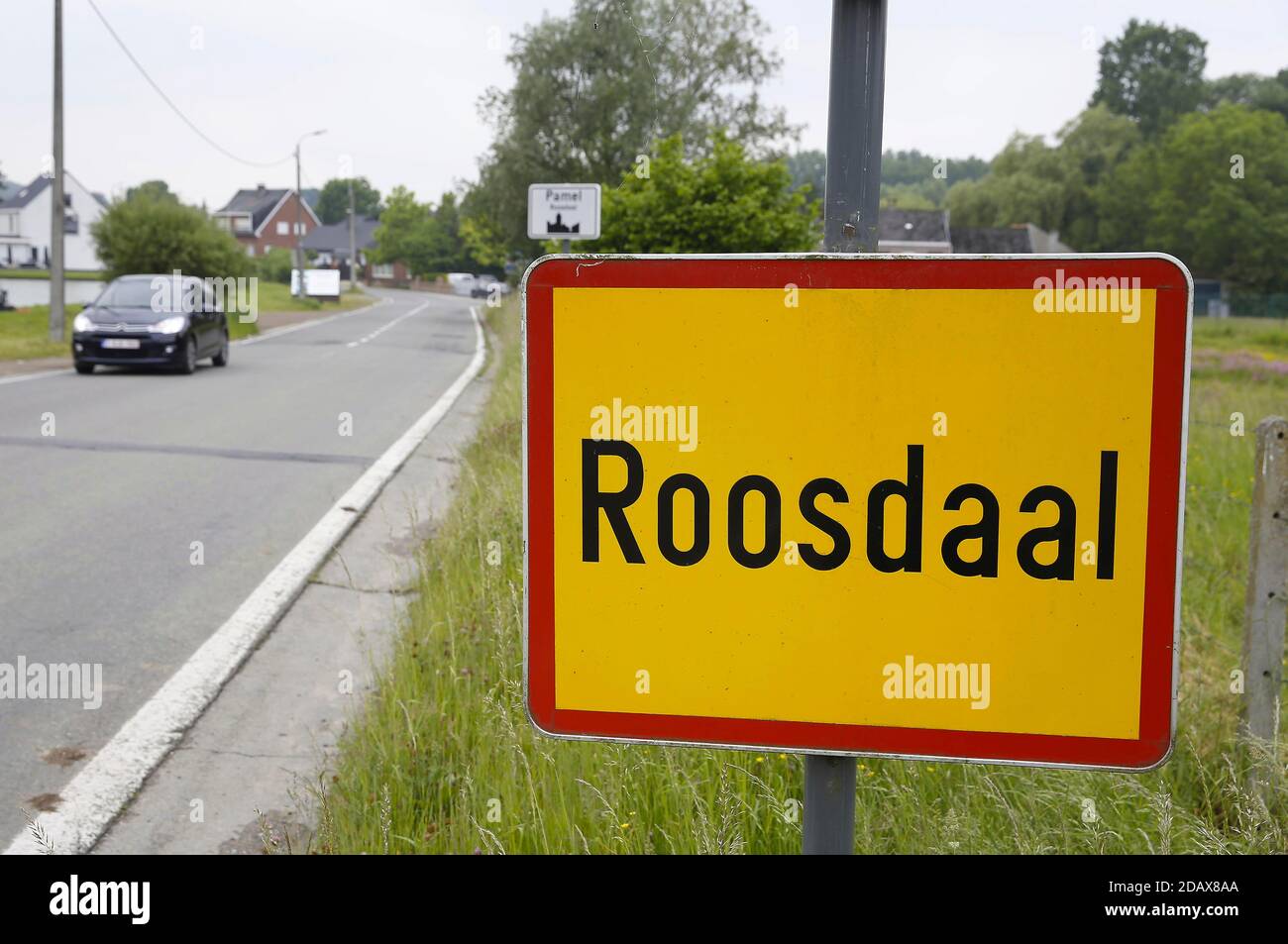 Illustration shows the name of the Roosdaal municipality on a road sign ...