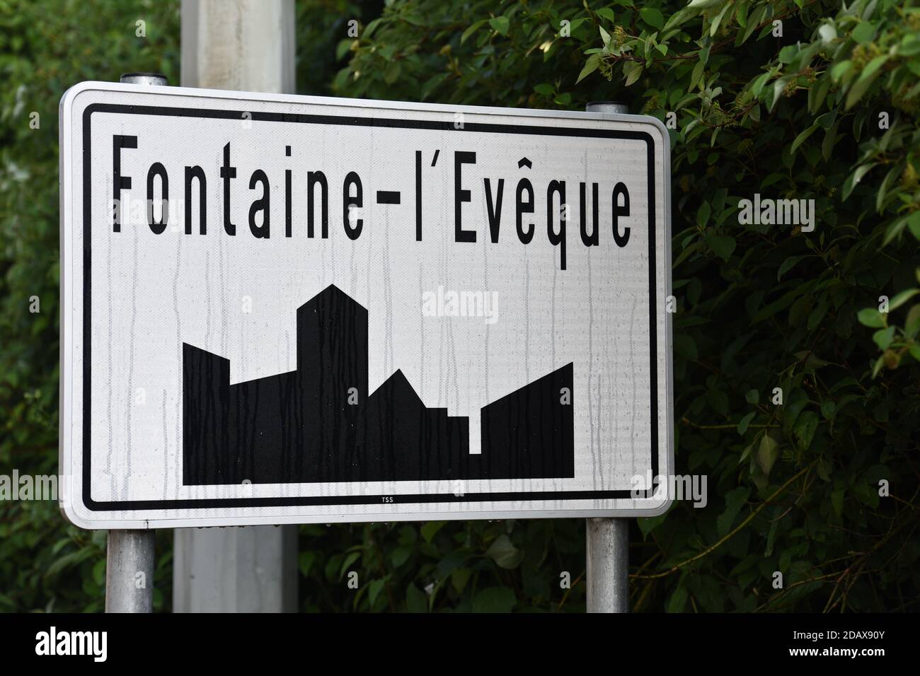 Illustration shows the name of the Fontaine L'Eveque municipality on a ...