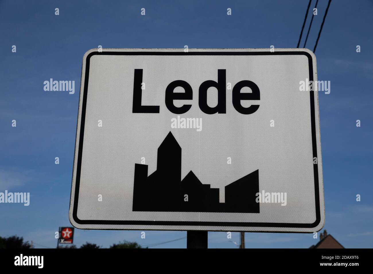 Illustration shows the name of the Lede municipality on a road sign ...