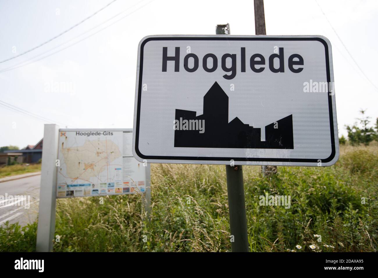 Illustration shows the name of the Hooglede municipality on a road sign ...