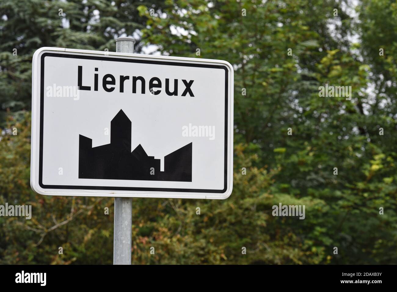 Illustration shows the name of the Lierneux municipality on a road sign ...