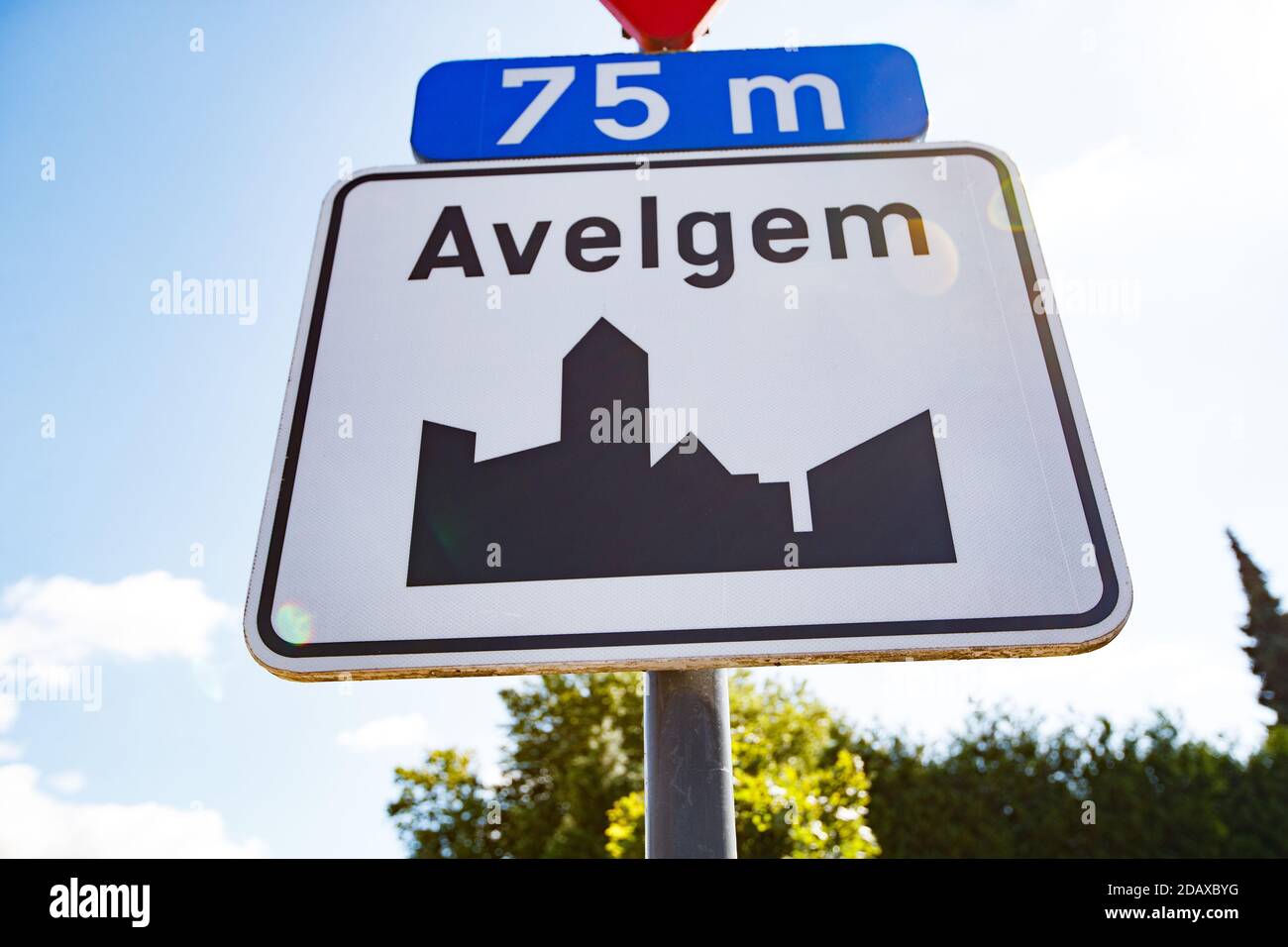 Illustration shows the name of the Avelgem municipality on a road sign ...