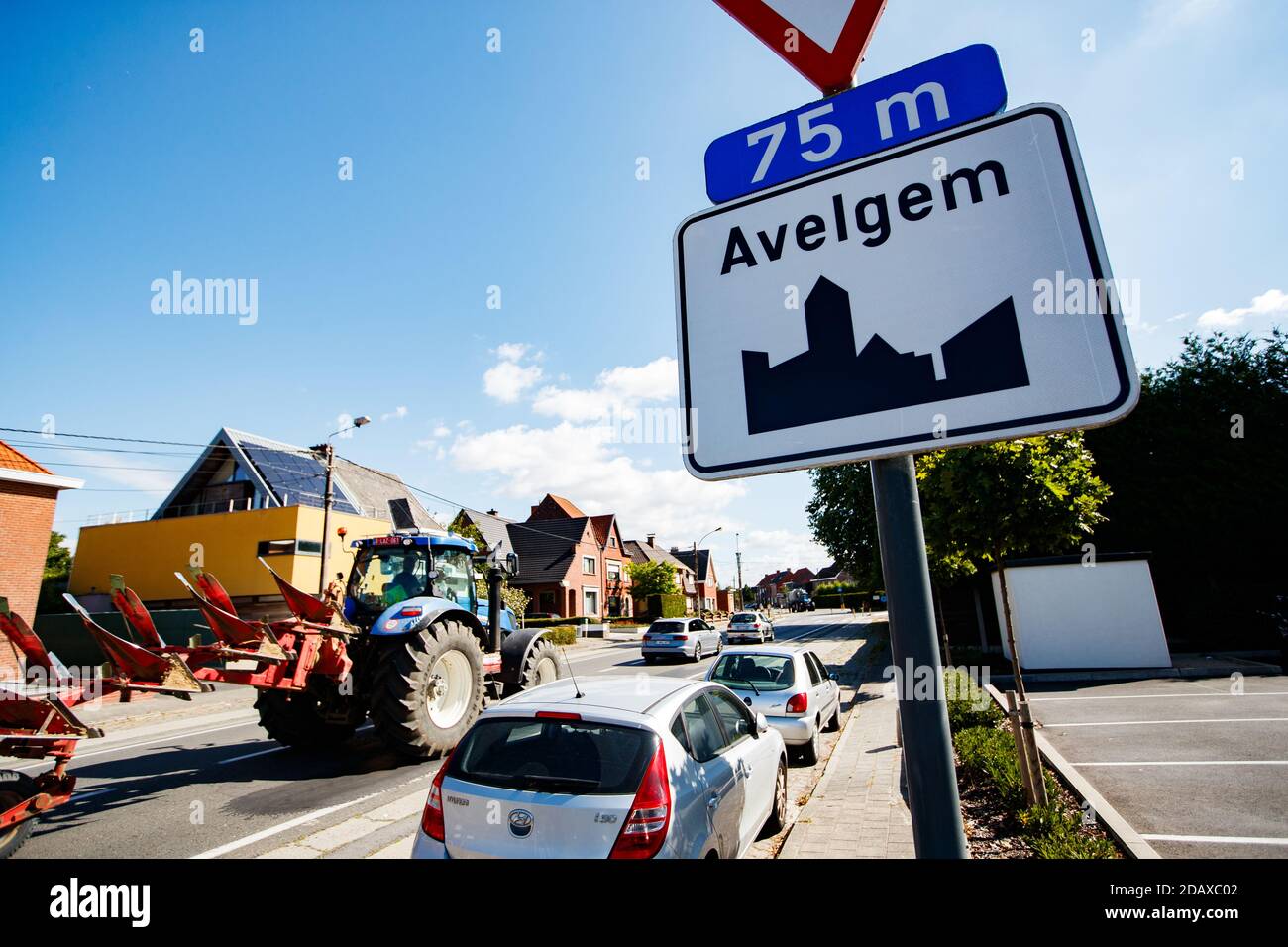 Illustration shows the name of the Avelgem municipality on a road sign ...