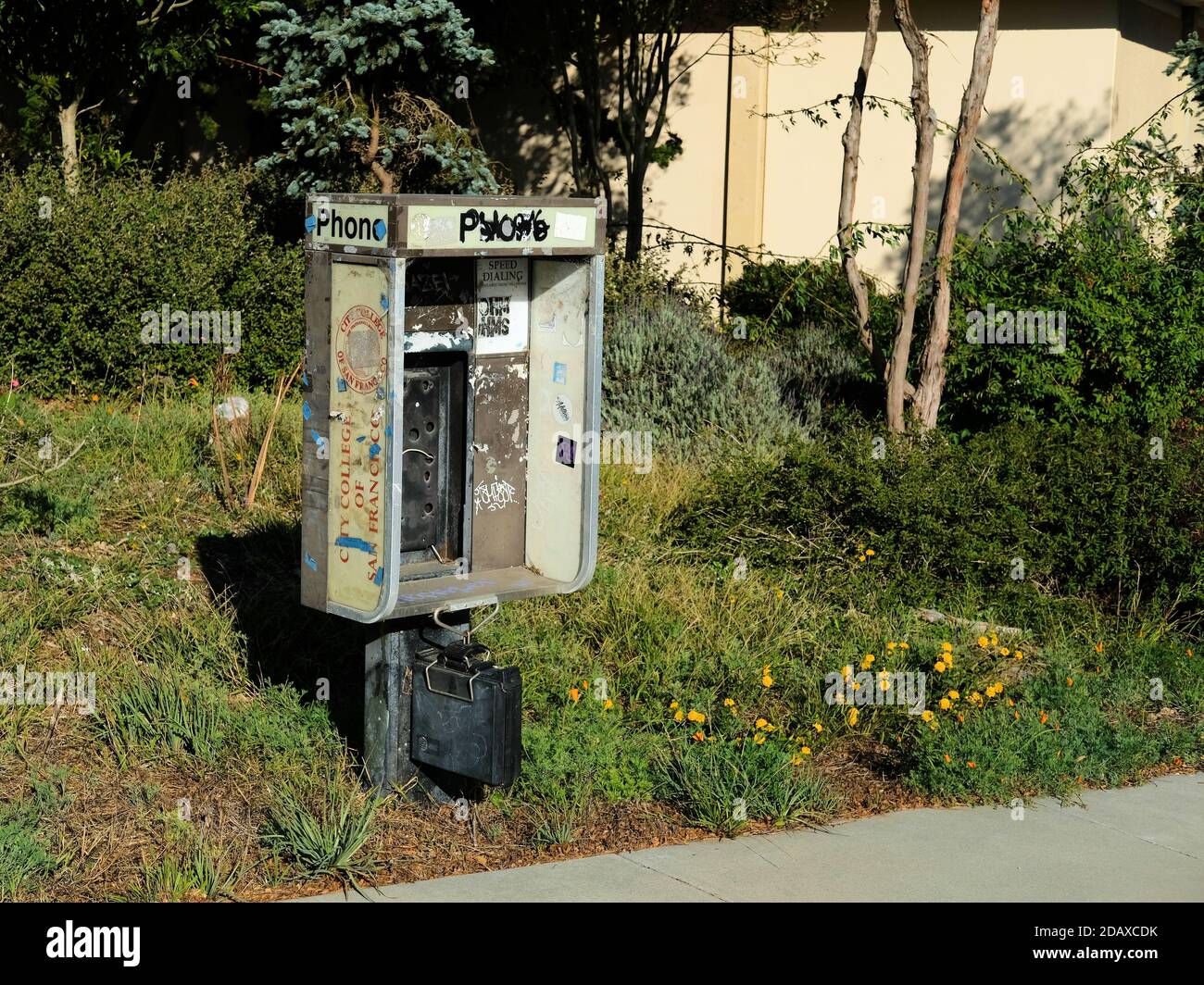 Phone booth abandoned hi-res stock photography and images - Alamy