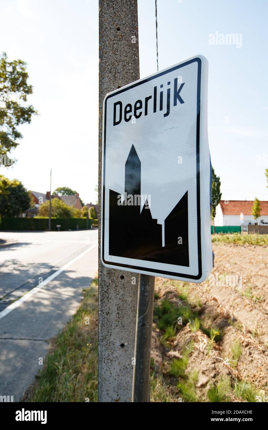 Illustration shows the name of the Deerlijk municipality on a road sign ...