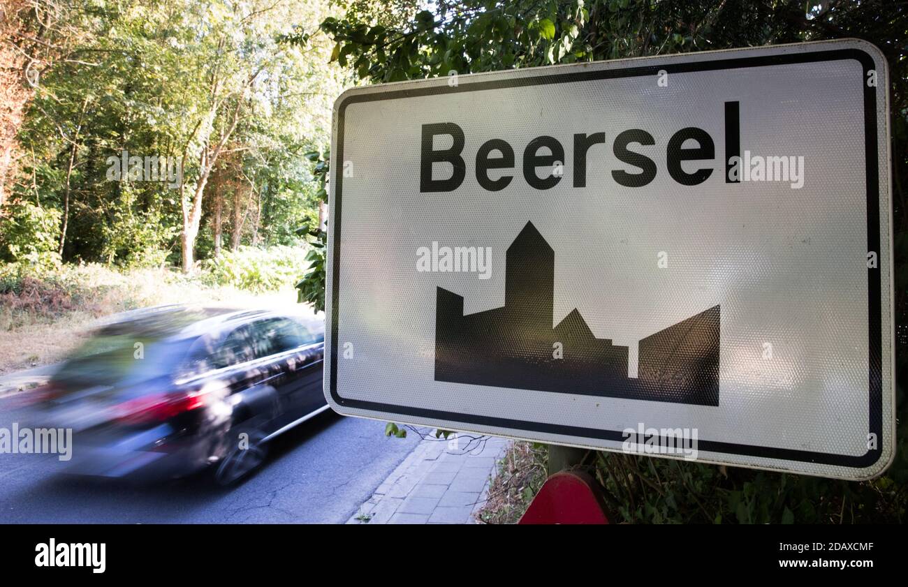 Illustration shows the name of the Beersel municipality on a road sign ...