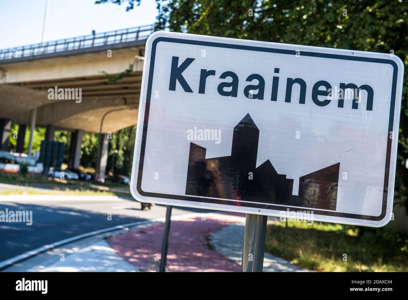 Illustration shows the name of the Kraainem municipality on a road sign ...