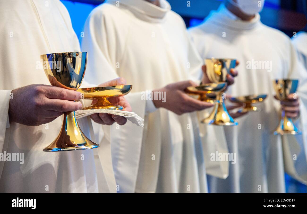 Ciborium and chalice hi-res stock photography and images - Alamy