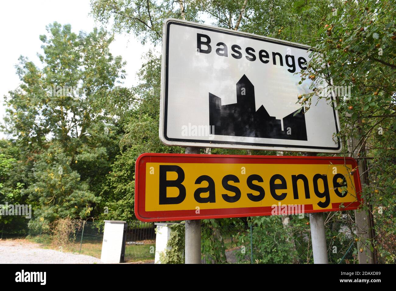 Illustration shows the name of the Bassenge municipality on a road sign ...
