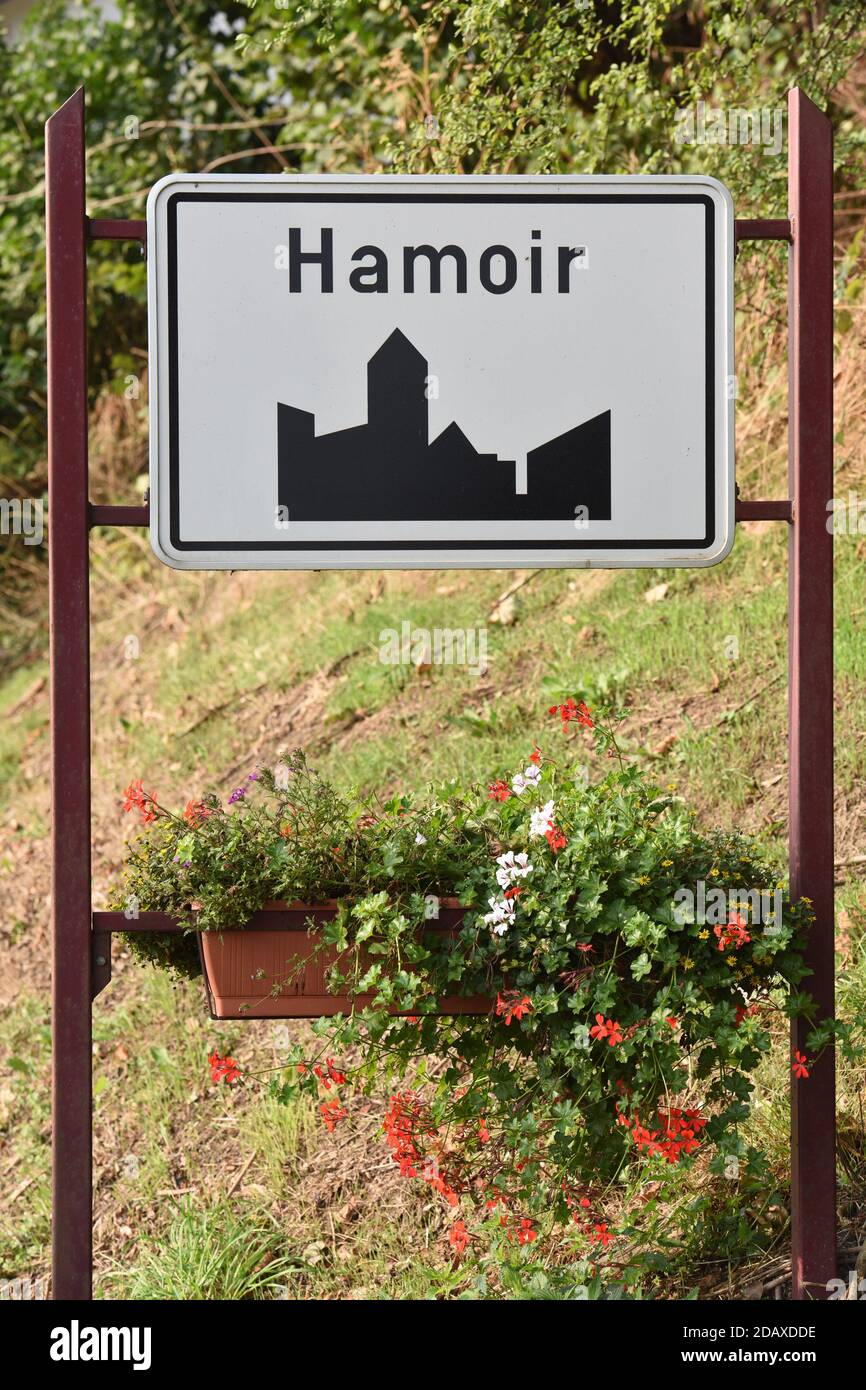 Illustration shows the name of the Hamoir municipality on a road sign ...