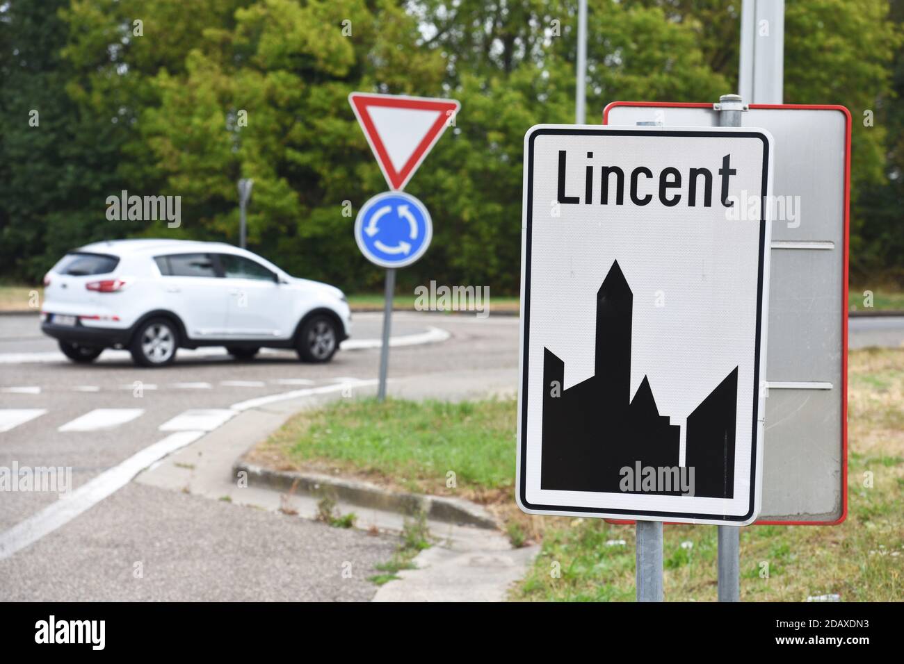 Illustration shows the name of the Lincent municipality on a road sign ...