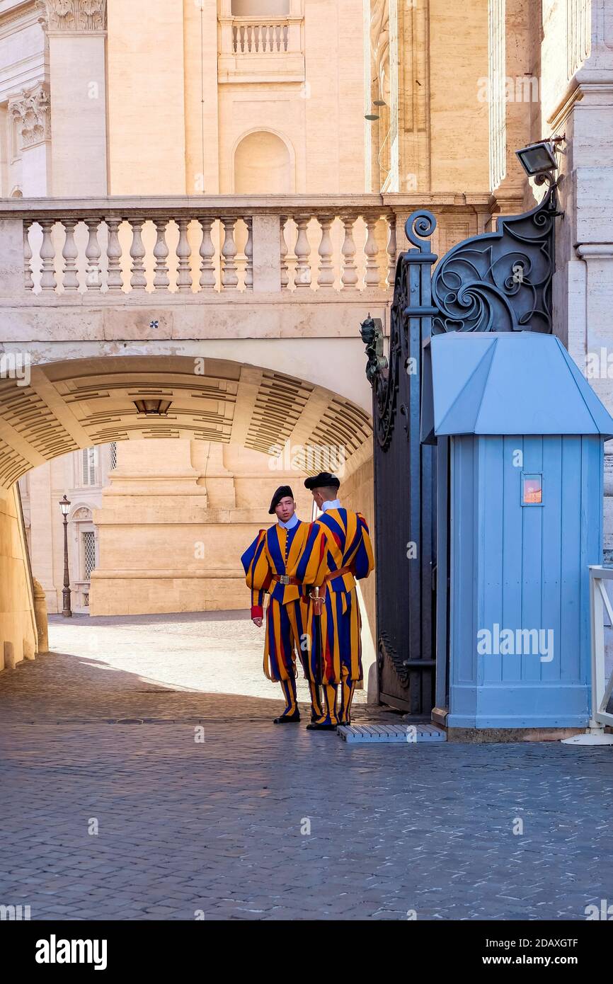 Guardia svizzera arco delle campane hi-res stock photography and images ...