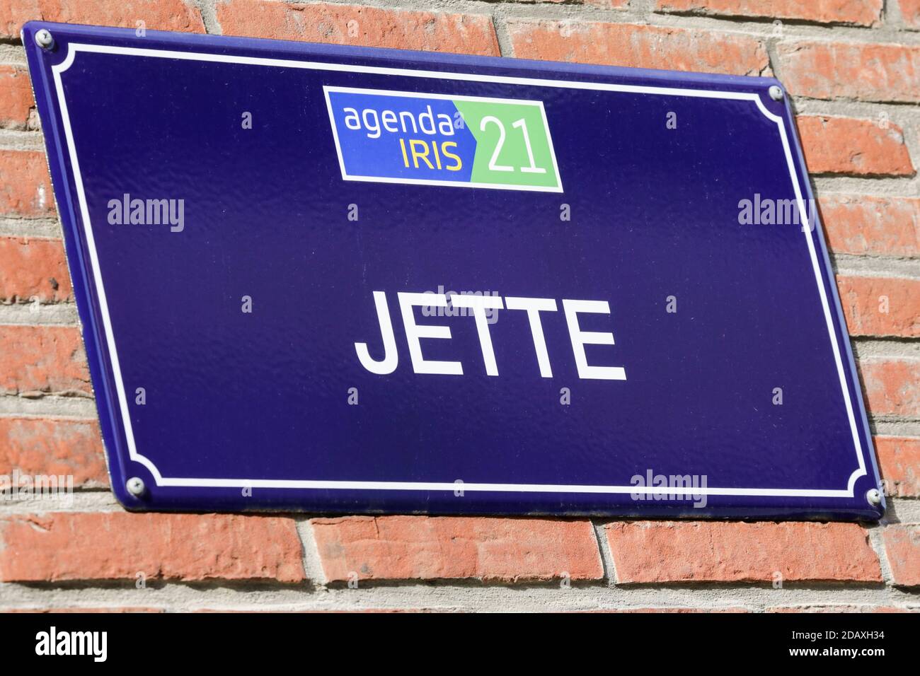 Illustration shows the name of the Jette municipality on a road sign ...