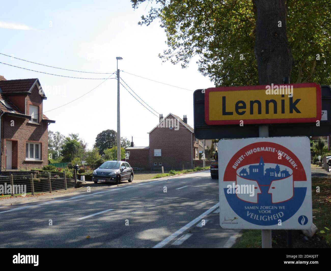 Illustration shows the name of the Lennik municipality on a road sign ...