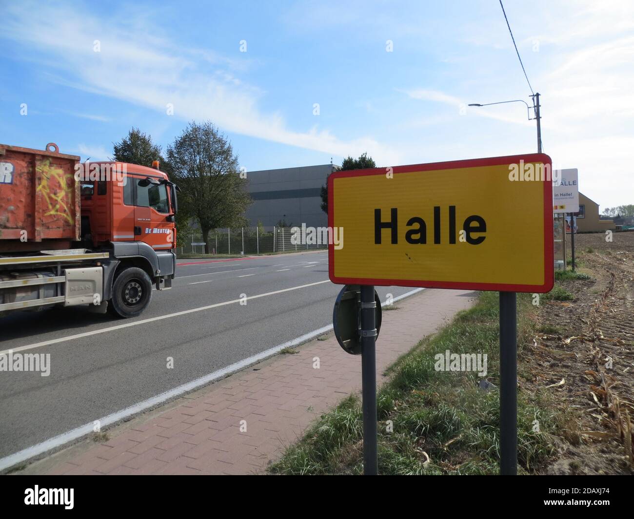 Illustration shows the name of the Halle municipality on a road sign ...