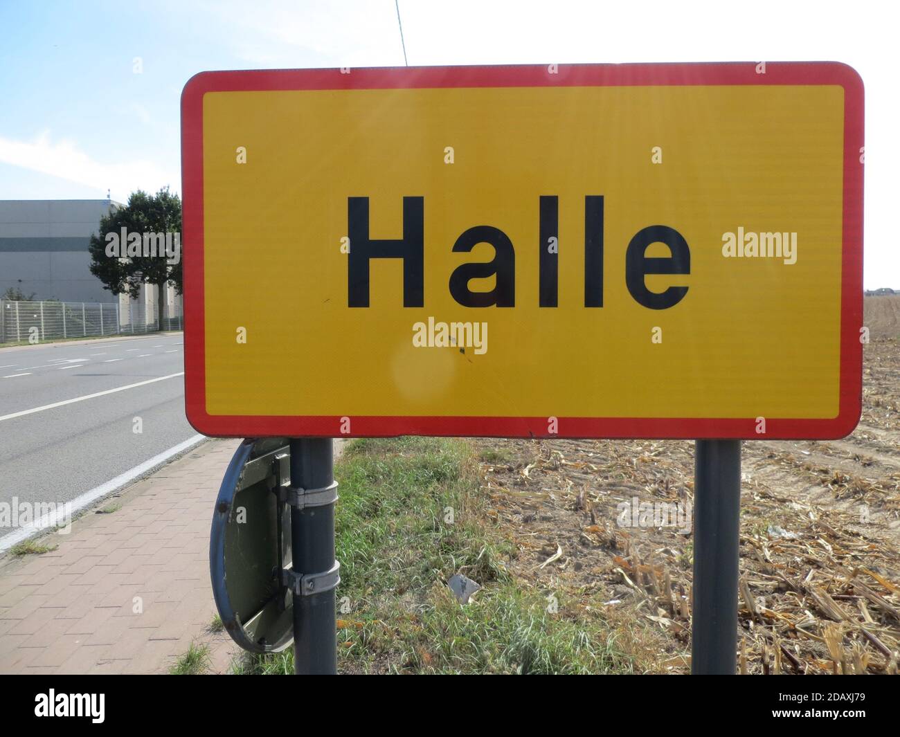 Illustration shows the name of the Halle municipality on a road sign ...