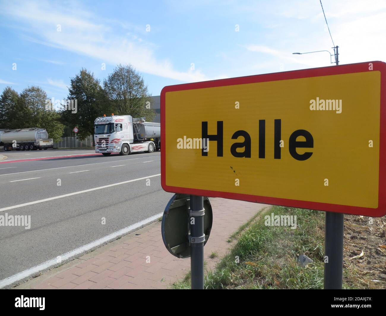 Illustration shows the name of the Halle municipality on a road sign ...
