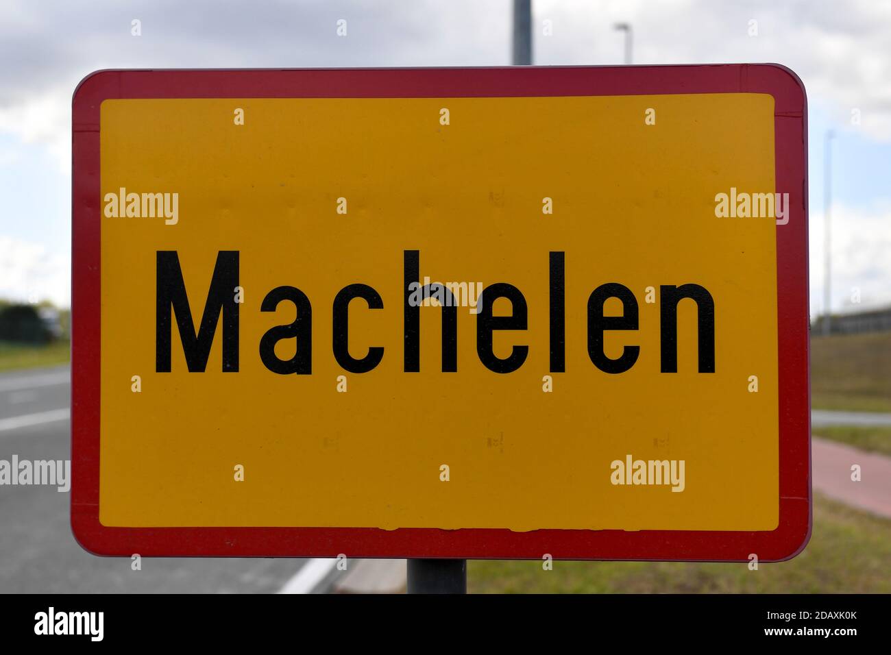 Illustration shows the name of the Machelen municipality on a road sign ...
