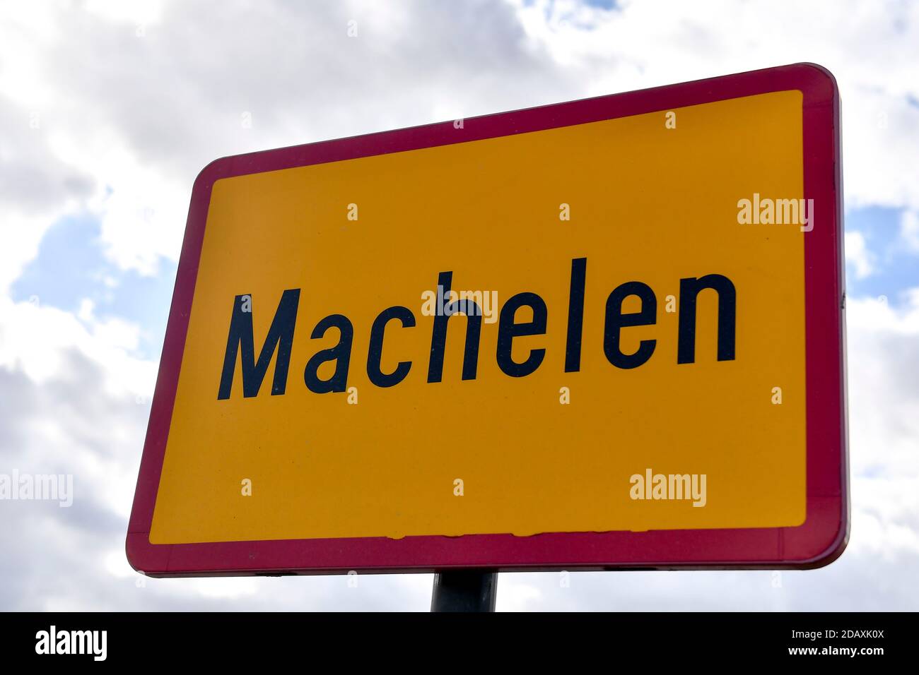 Illustration shows the name of the Machelen municipality on a road sign ...