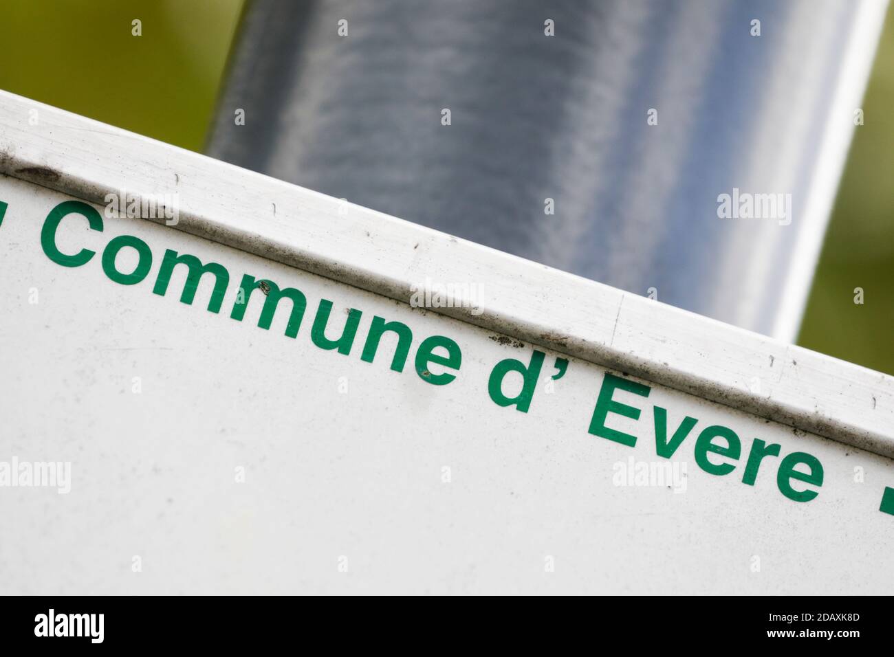 Illustration shows the name of the Evere municipality on a road sign ...