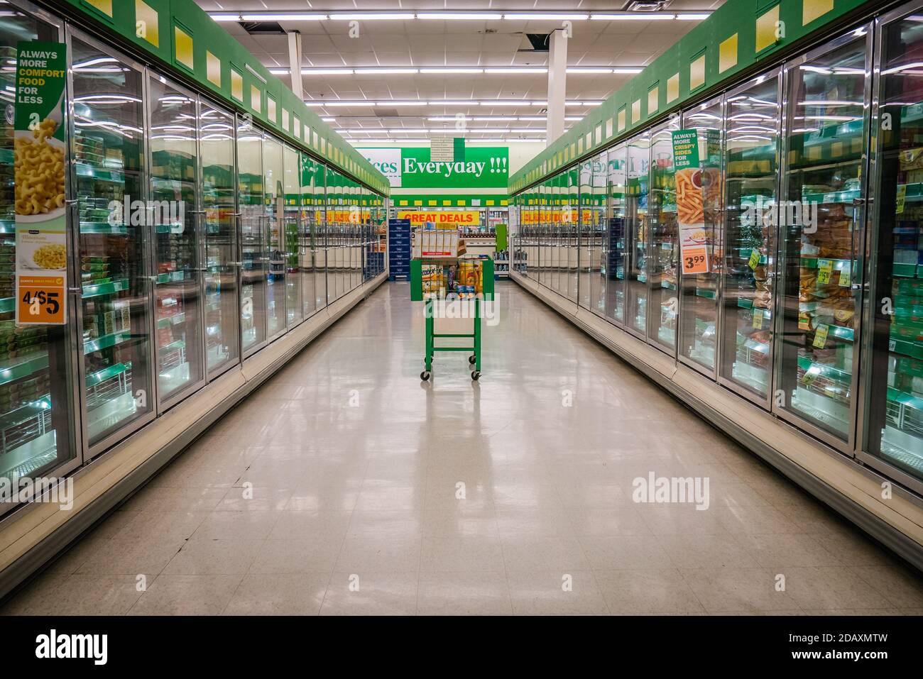 Supermarket frozen food aisle north america hi-res stock photography ...