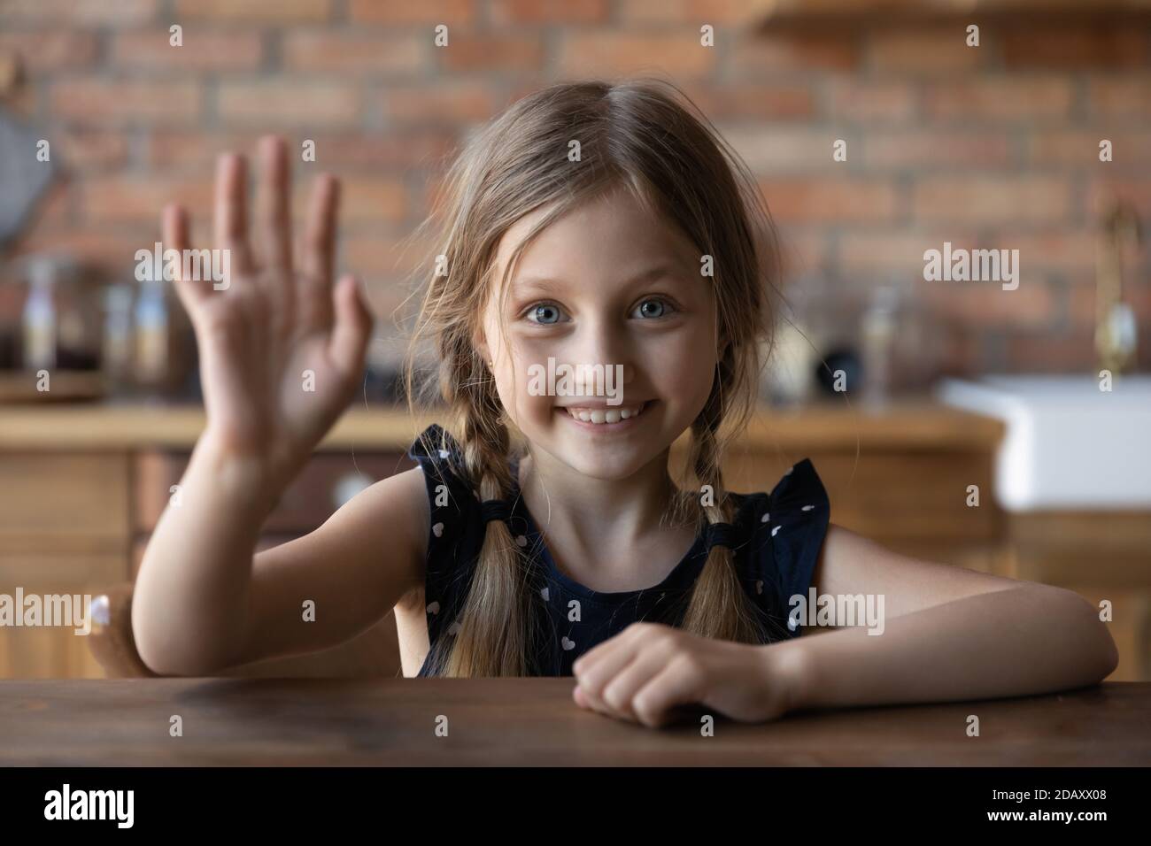 Wave goodbye child hi-res stock photography and images - Alamy