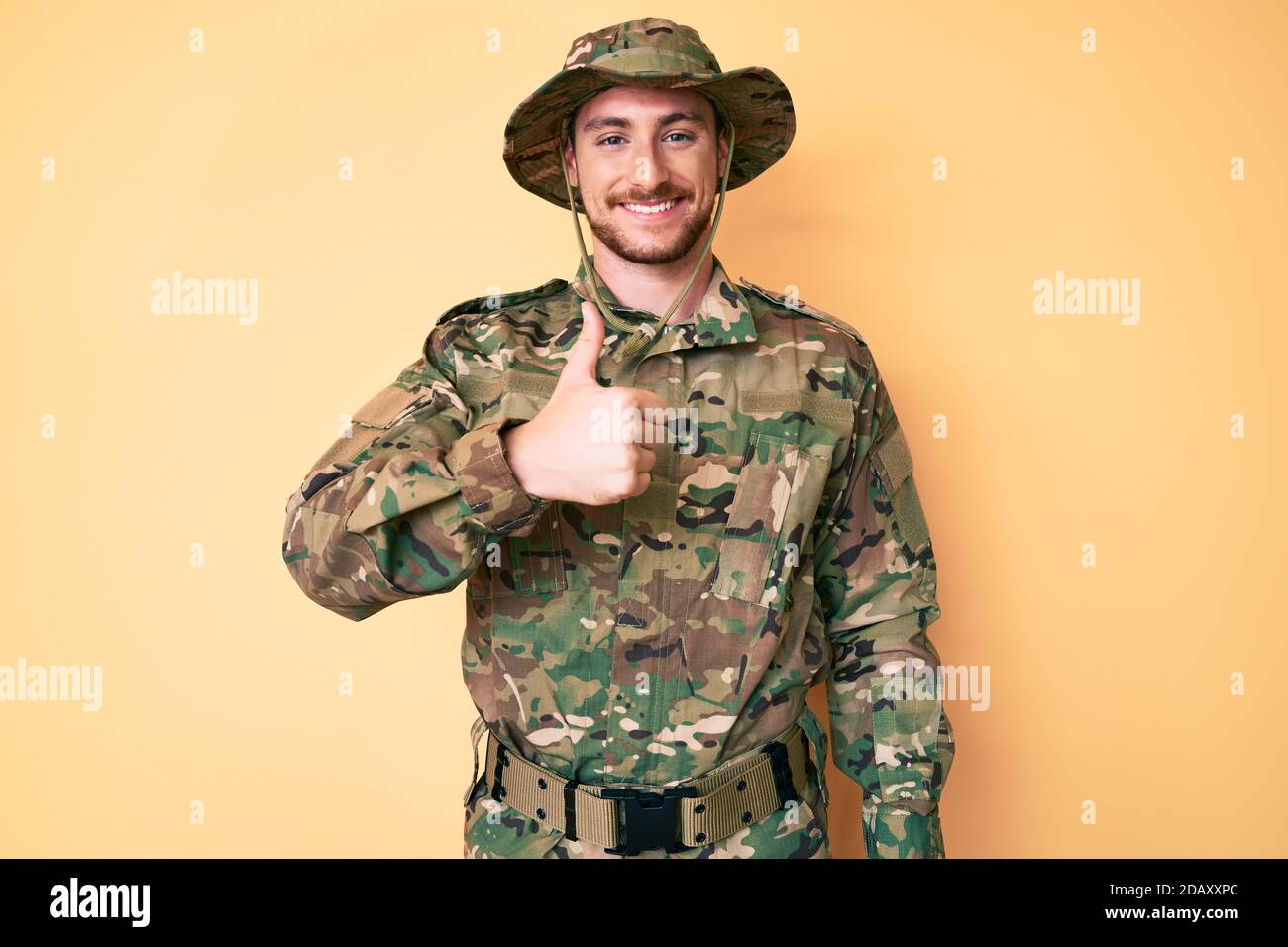 Soldier looking camera thumbs up hi-res stock photography and images ...
