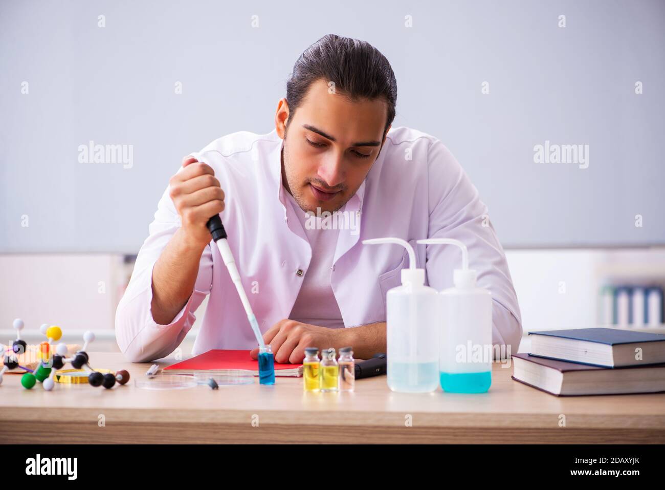 Young chemistry teacher in the classroom Stock Photo - Alamy