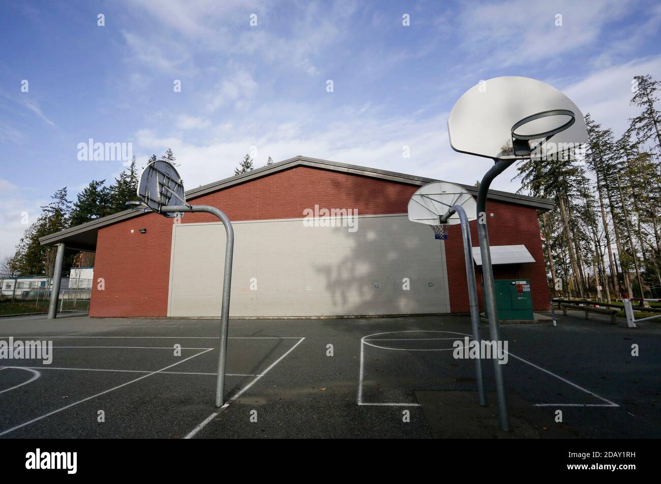 Closed basketball court hi-res stock photography and images - Alamy
