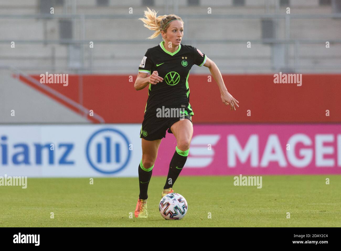 Munich, Germany. 15th Nov, 2020. Kathrin Hendrich (#4 VfL Wolfsburg ...