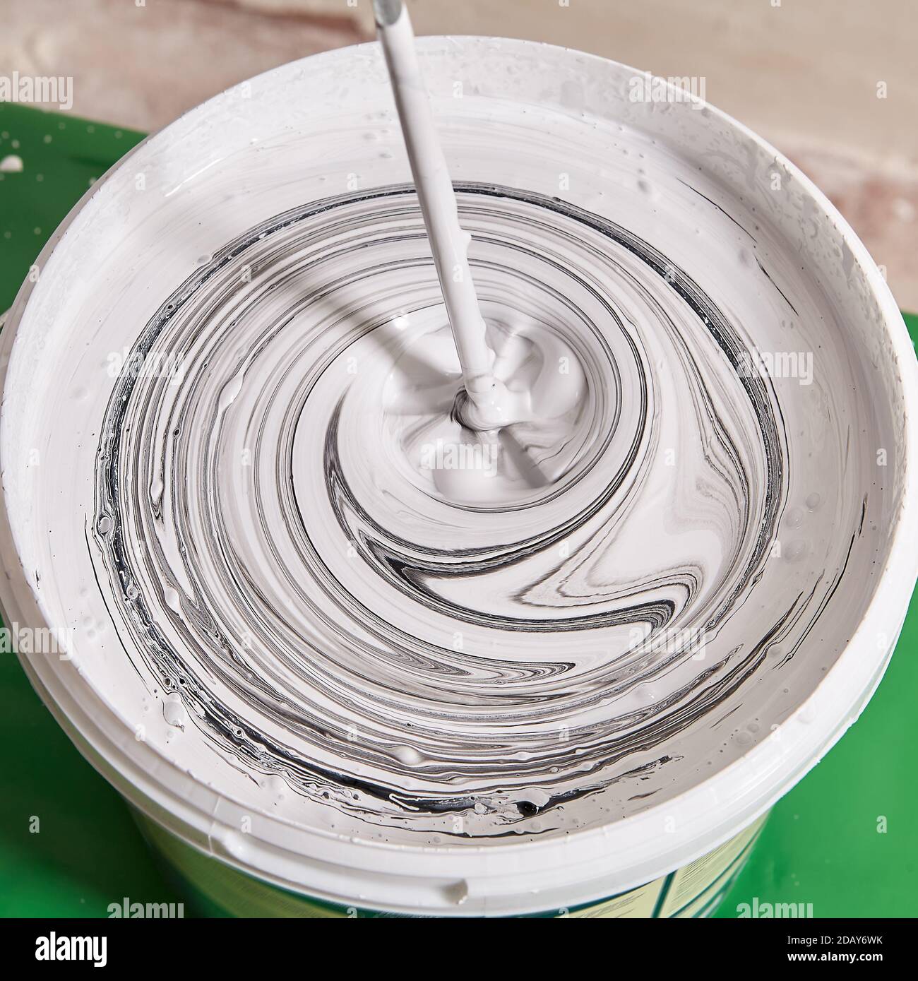 Worker mixing paint hi-res stock photography and images - Alamy