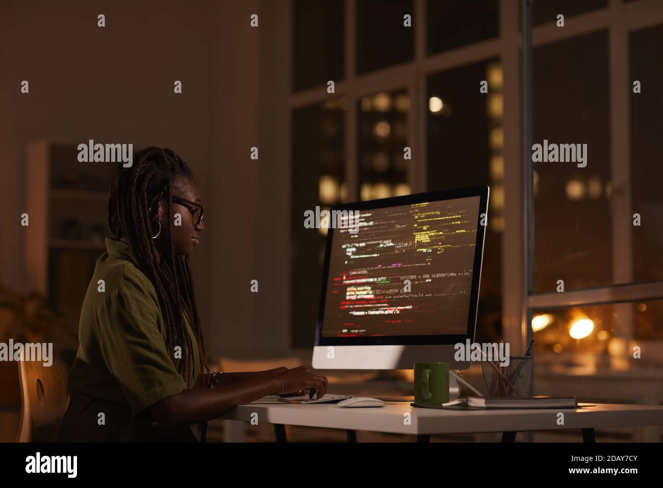 Woman looking at computer hi-res stock photography and images - Alamy