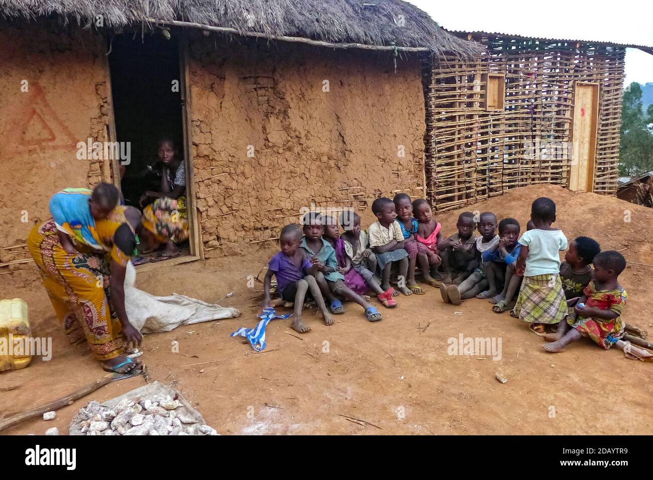 Democratic republic congo housing hi-res stock photography and images ...