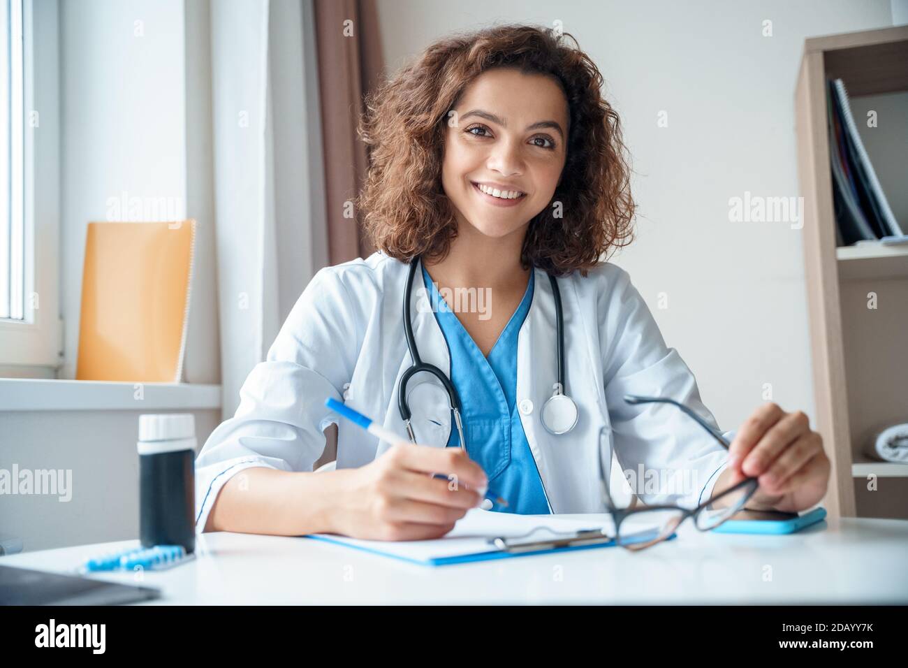 Doctor at desk, looking at camera hi-res stock photography and images ...