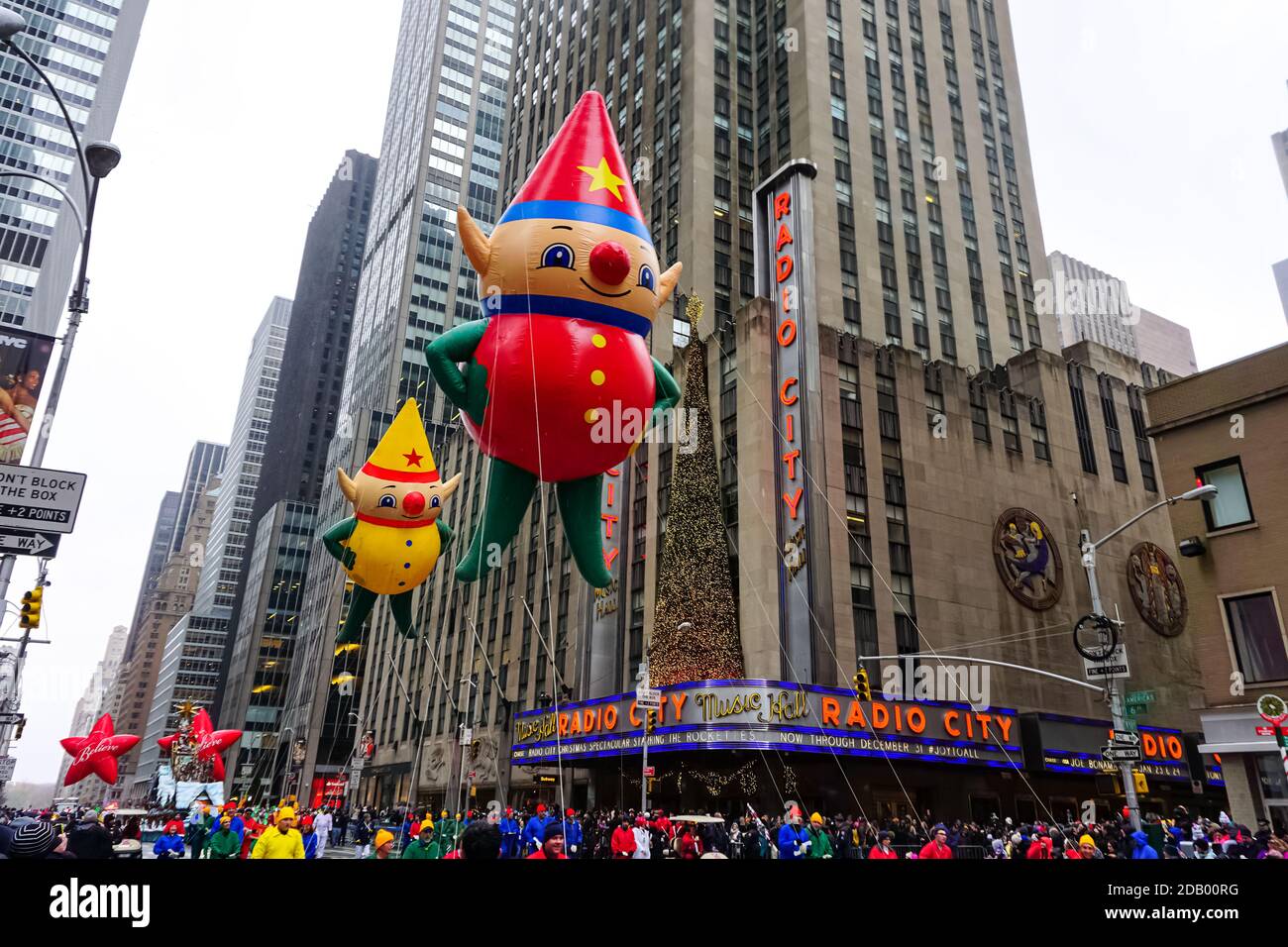 The annual Macy's Thanksgiving Day parade along Avenue of Americas with ...