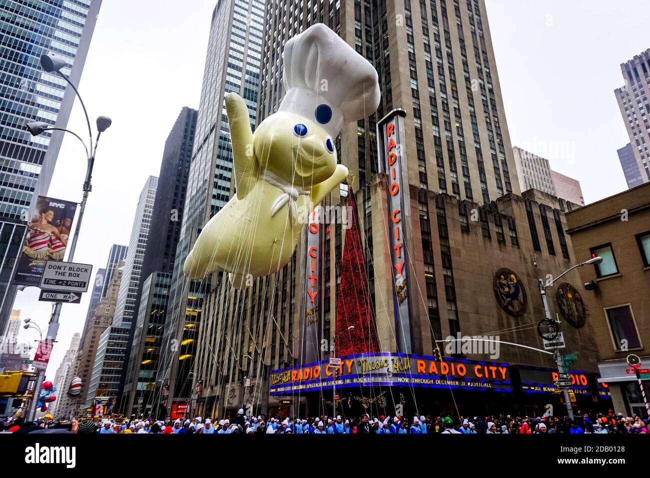 The pillsbury doughboy balloon macys hi-res stock photography and ...