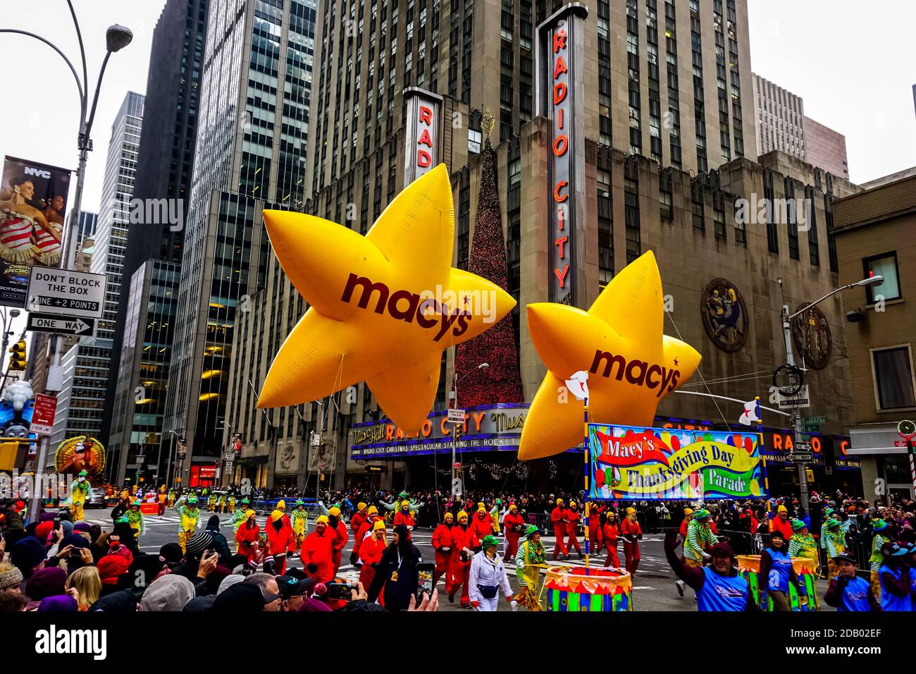 The annual Macy's Thanksgiving Day parade along Avenue of Americas with ...