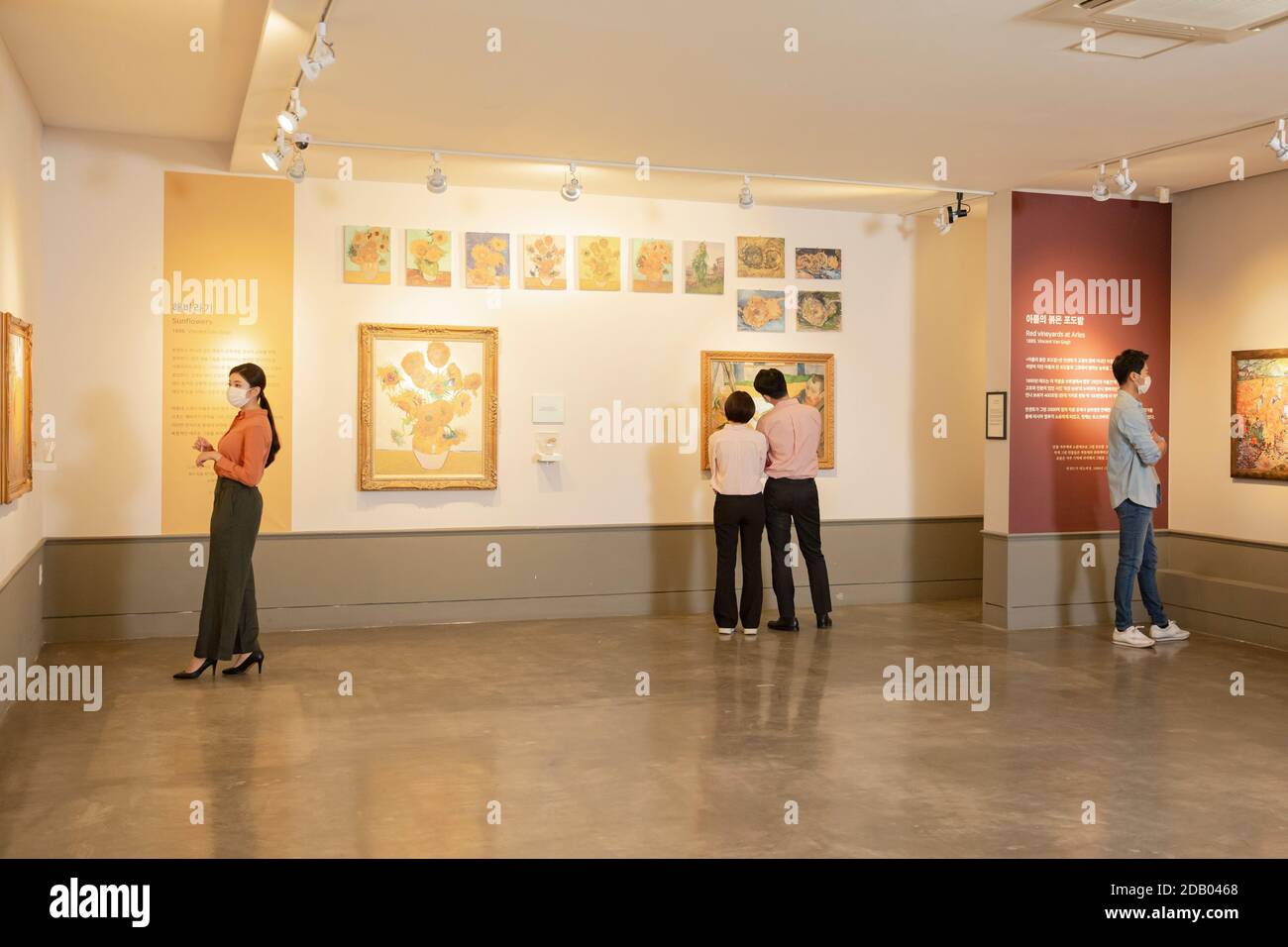People with guide at exhibition in art gallery 020 Stock Photo - Alamy