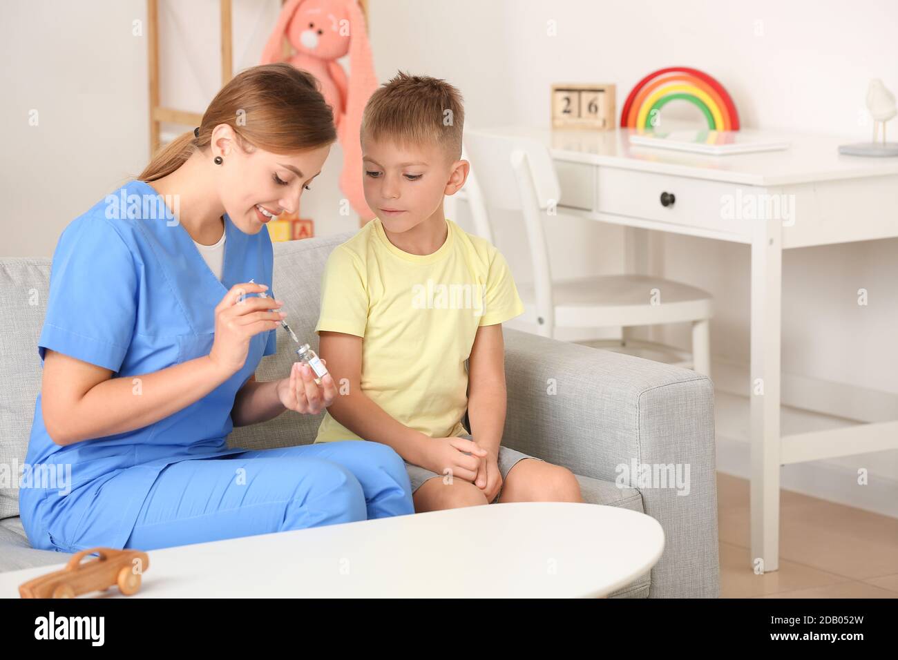 Doctor giving diabetic boy insulin injection at home Stock Photo - Alamy