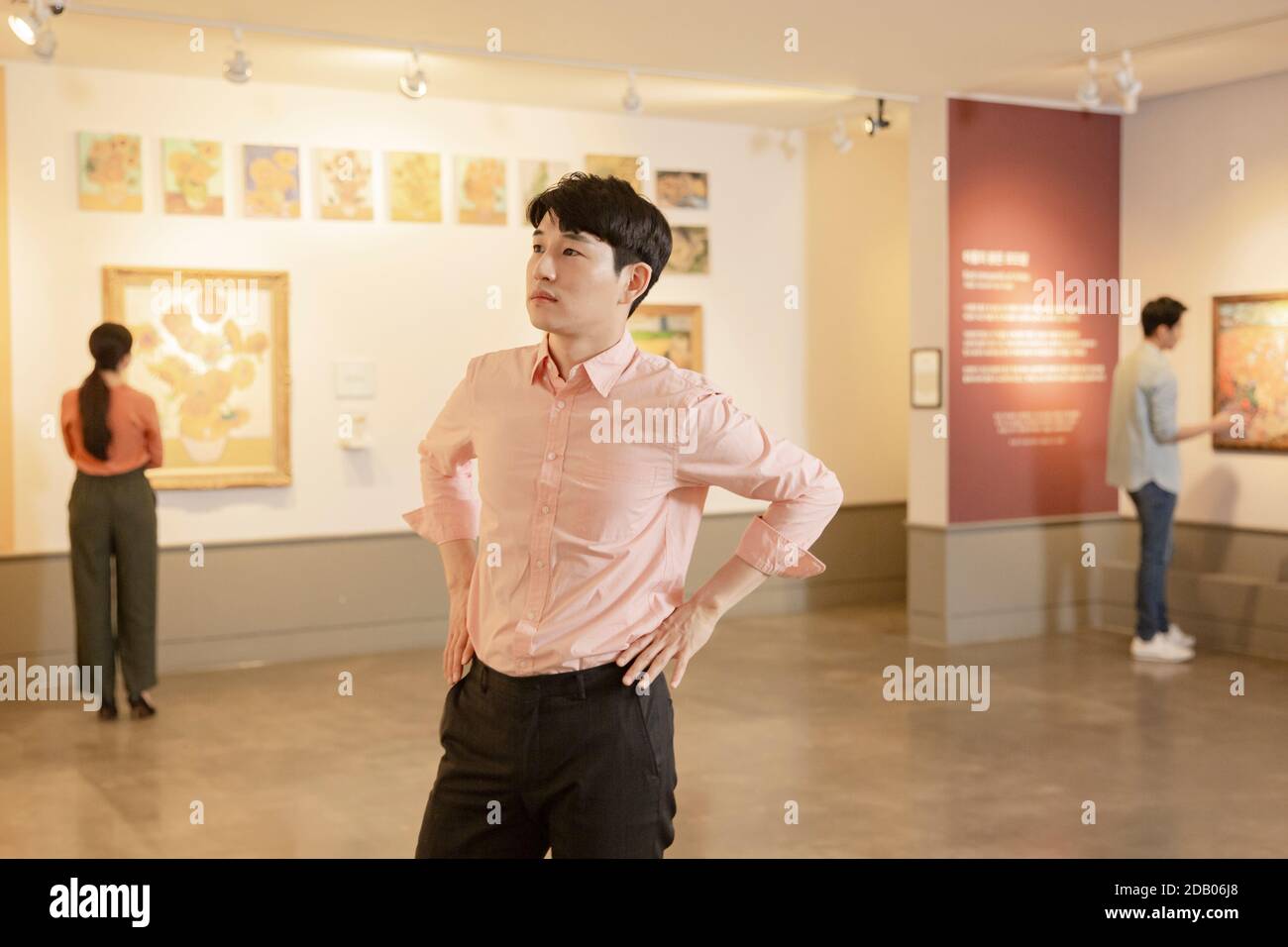 People with guide at exhibition in art gallery 029 Stock Photo - Alamy