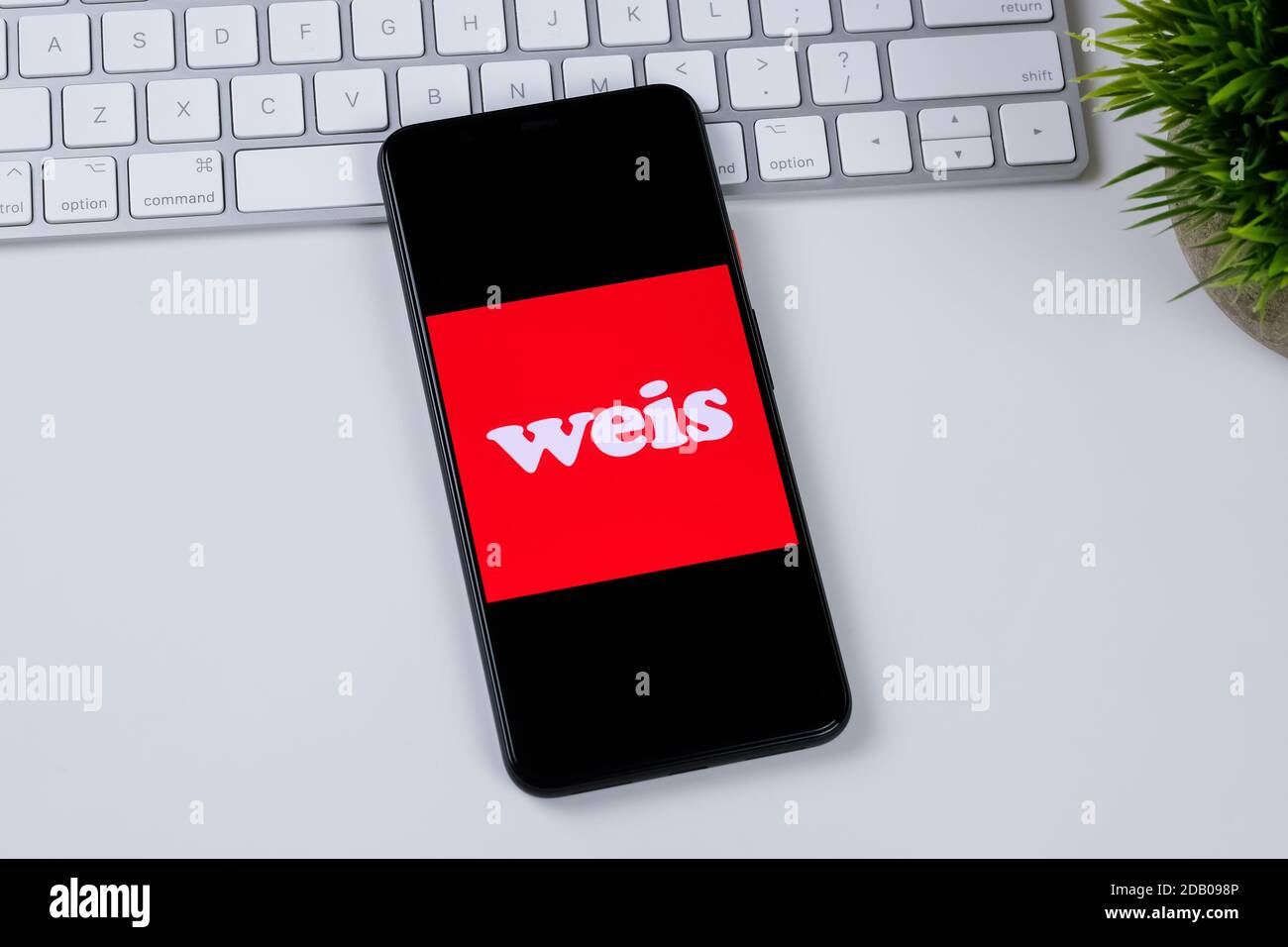 Weis app logo on a smartphone screen Stock Photo - Alamy
