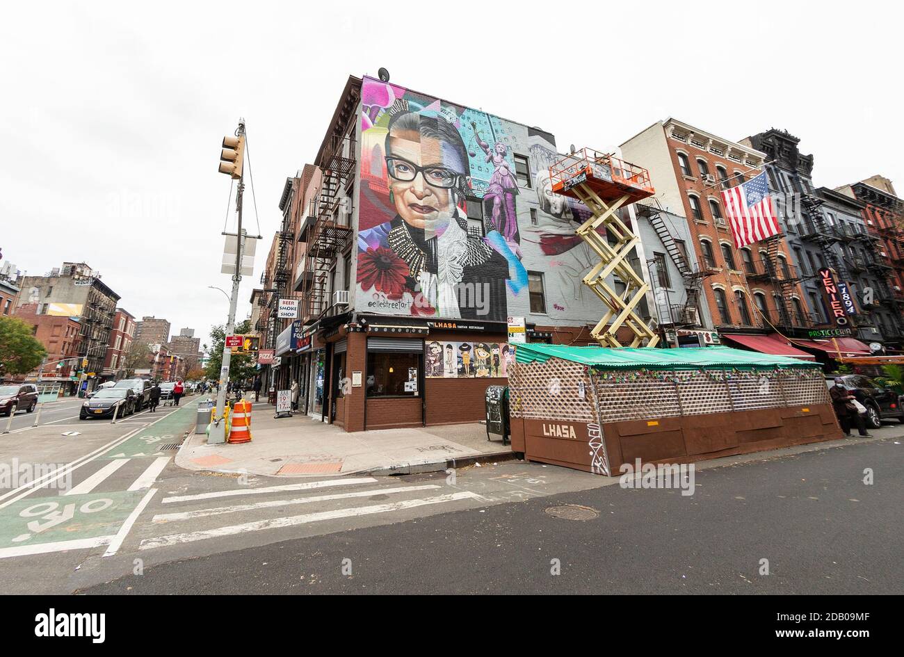New York, United States. 15th Nov, 2020. ELLE street art working on ...