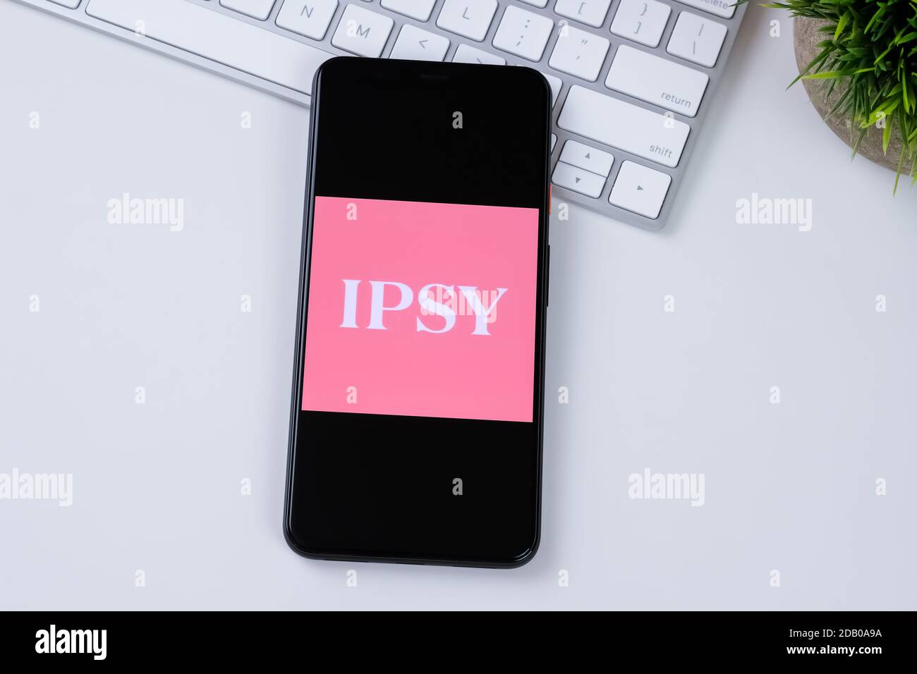 IPSY app logo on a smartphone screen Stock Photo - Alamy