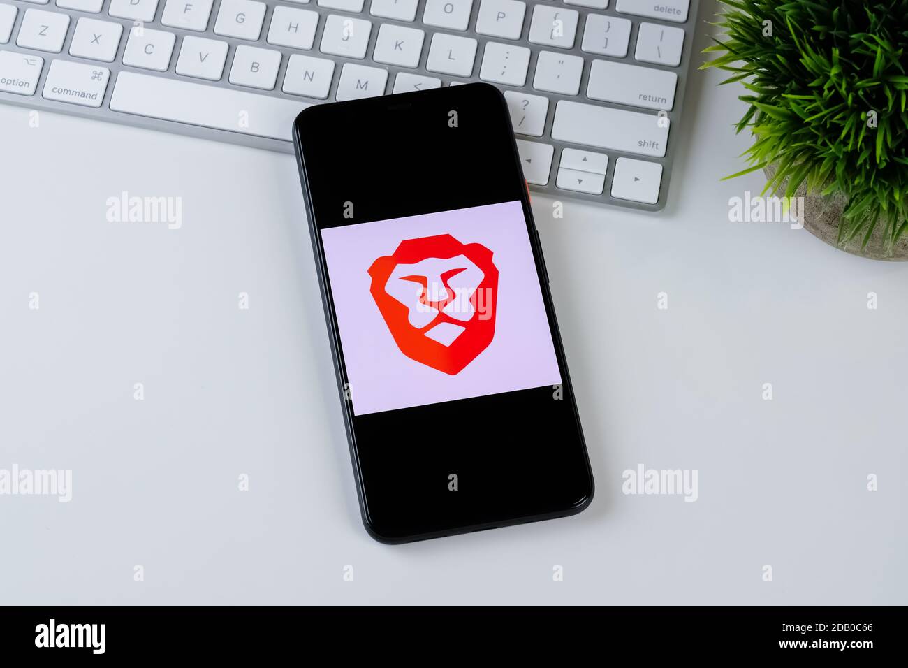 Brave browser logo hi-res stock photography and images - Alamy