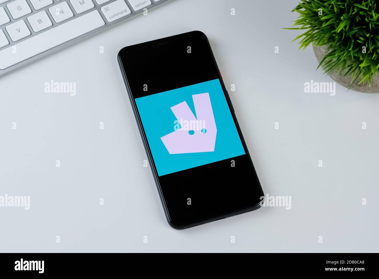 Deliveroo: Takeaway food app logo on a smartphone screen Stock Photo ...