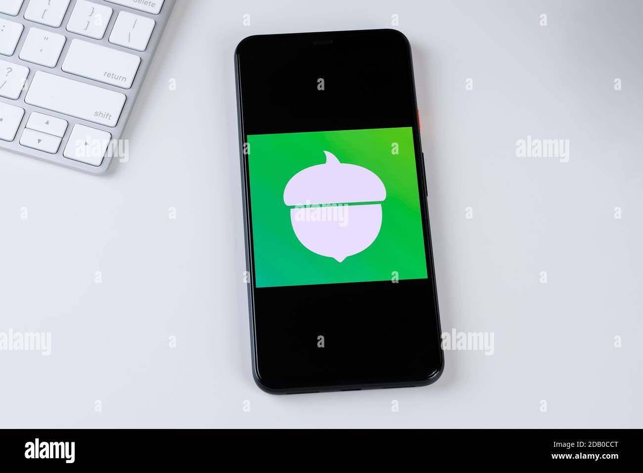 Acorns app logo on a smartphone screen Stock Photo - Alamy